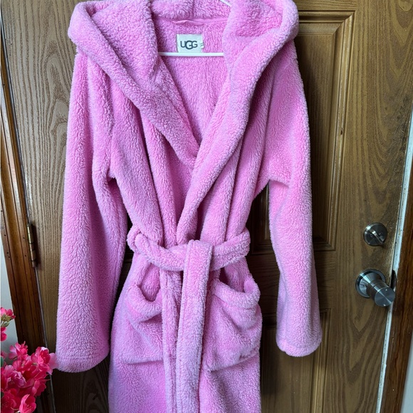 UGG | Intimates & Sleepwear | Ugg Pink Hooded Plush Robe | Poshmark